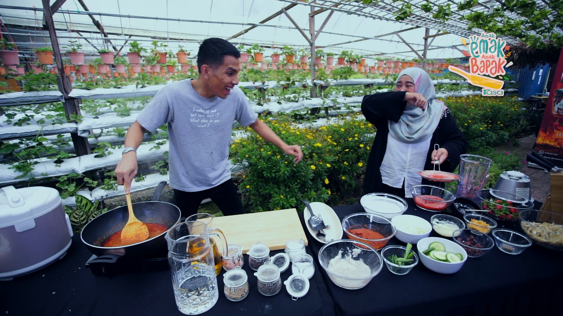 Pandai Naim Daniel Masak Untuk Emak Tercinta Pandai Naim Daniel Masak Untuk Emak Tercinta